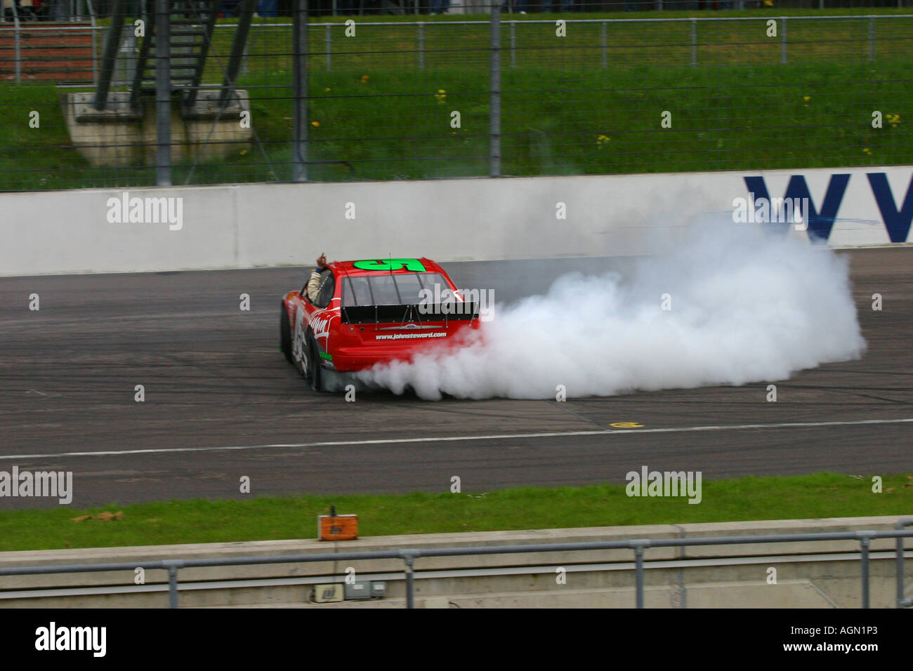 Burn burning rubber smoke smoking hi-res stock photography and images ...