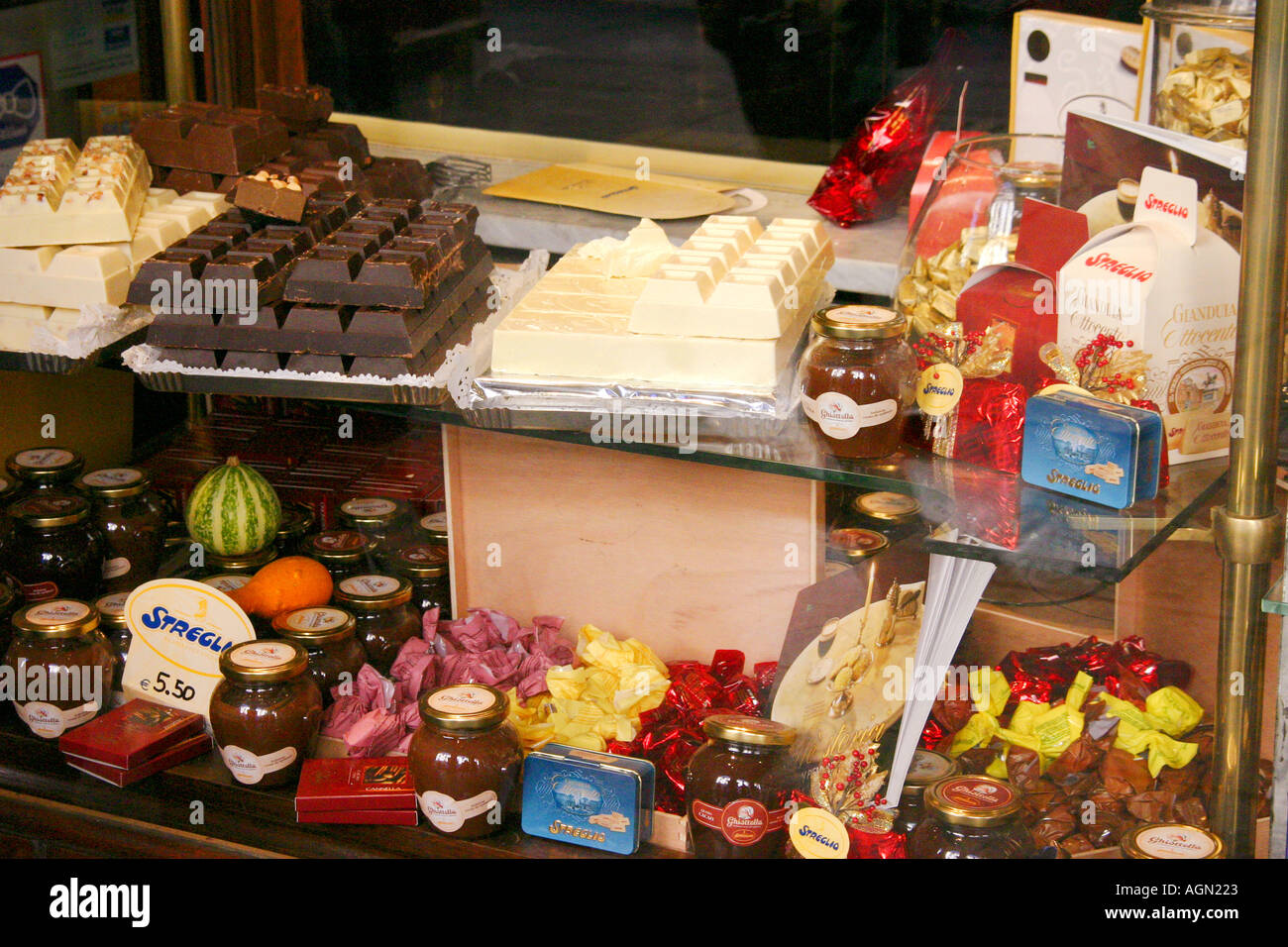 Turin chocolate shop hi-res stock photography and images - Alamy