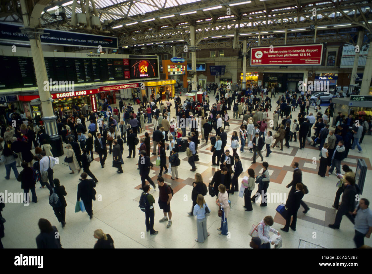Victoria station london hi-res stock photography and images - Alamy