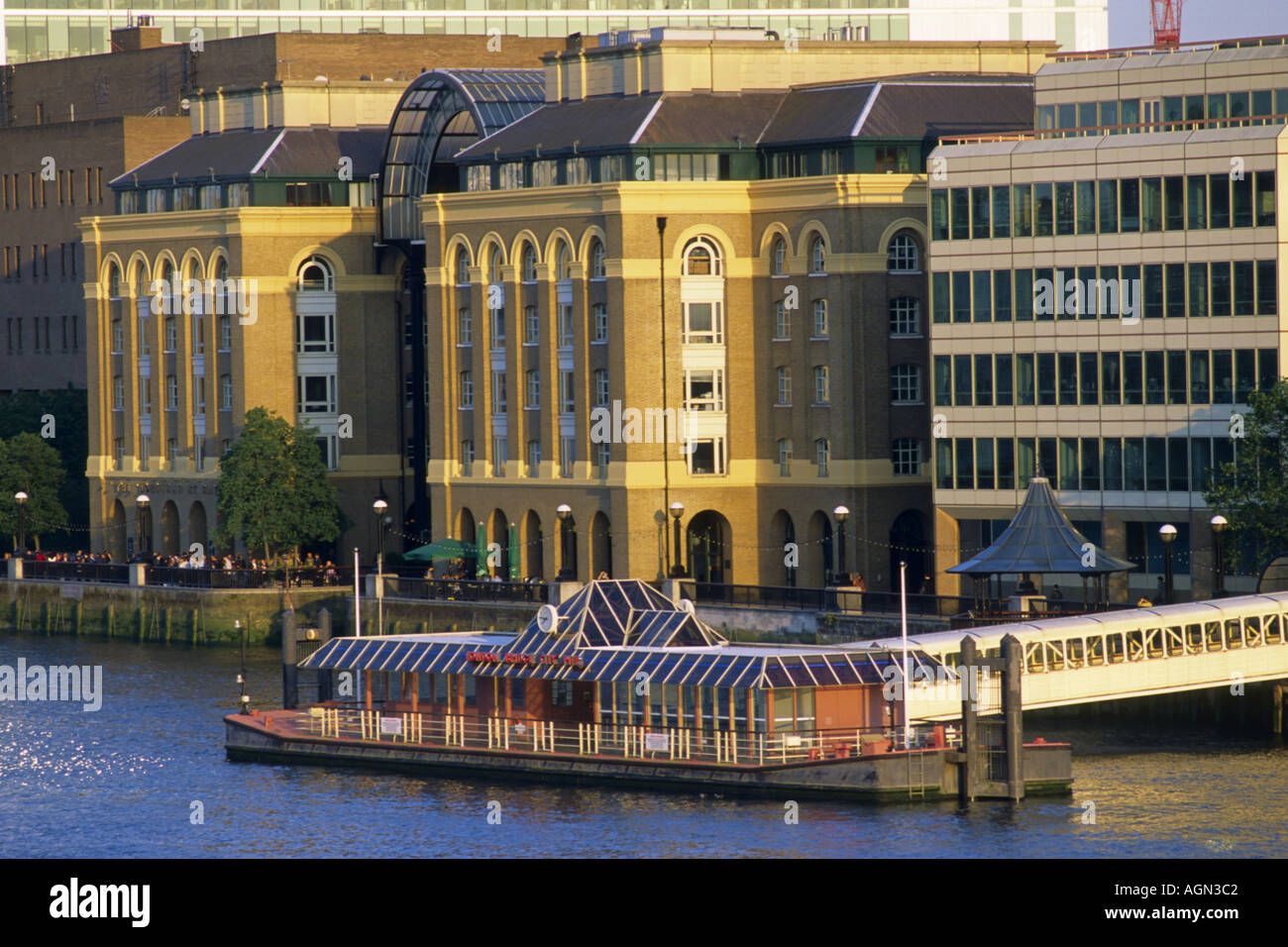 London bridge pier hi-res stock photography and images - Alamy