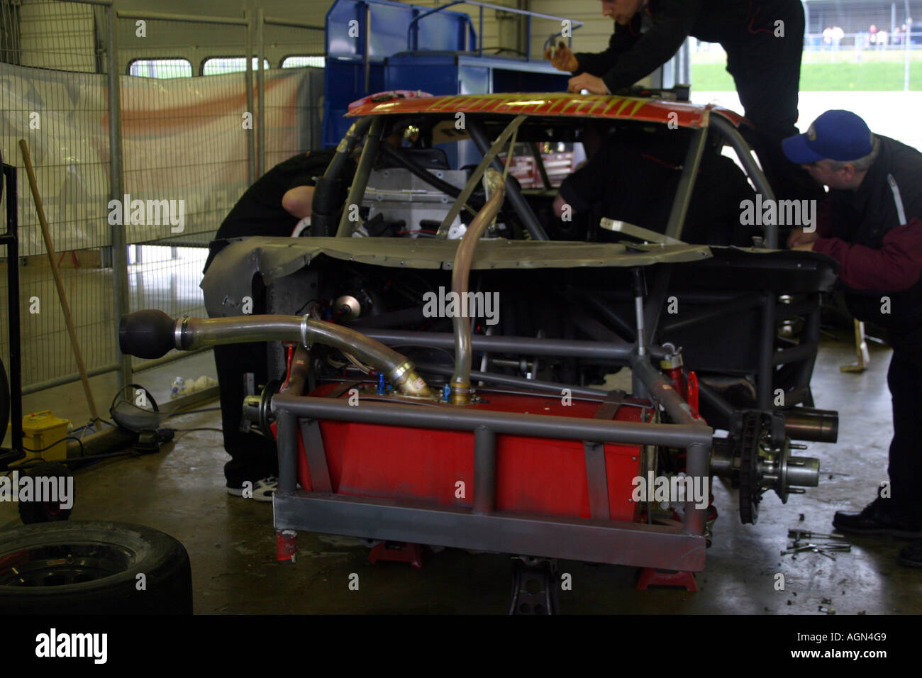 Mechanic Garage Pits Stock Photos & Mechanic Garage Pits Stock Images ...