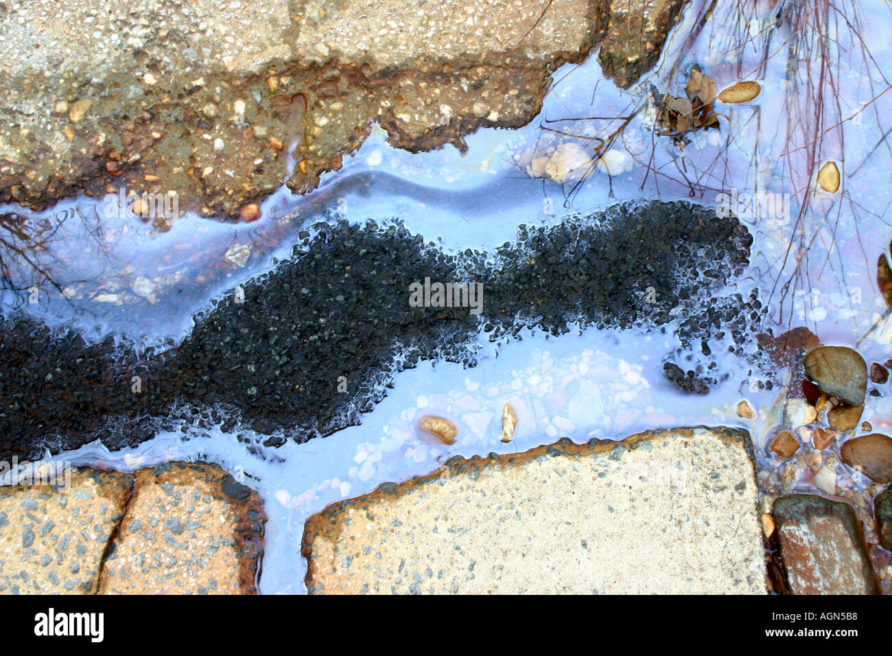 oil contaminated water Stock Photo - Alamy