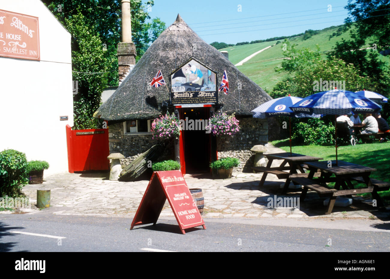Thatched roof English country Pub Stock Photo - Alamy