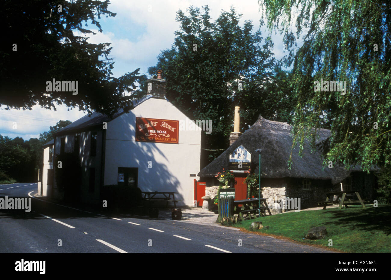 Thatched roof English country Pub Stock Photo - Alamy
