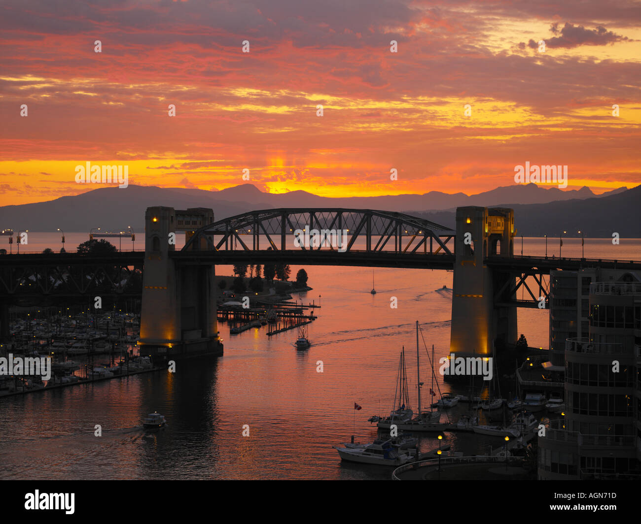 Night view burrard bridge hi-res stock photography and images - Alamy