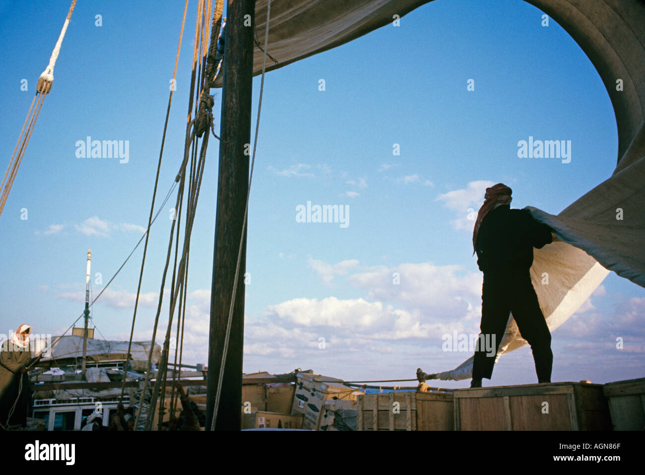 Dhow boat sailing in arabian gulf hi-res stock photography and images ...