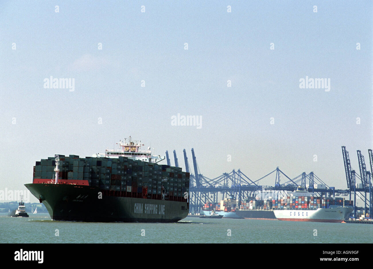 China Shipping container ship 'Xin Chi Wan' departing the port of ...