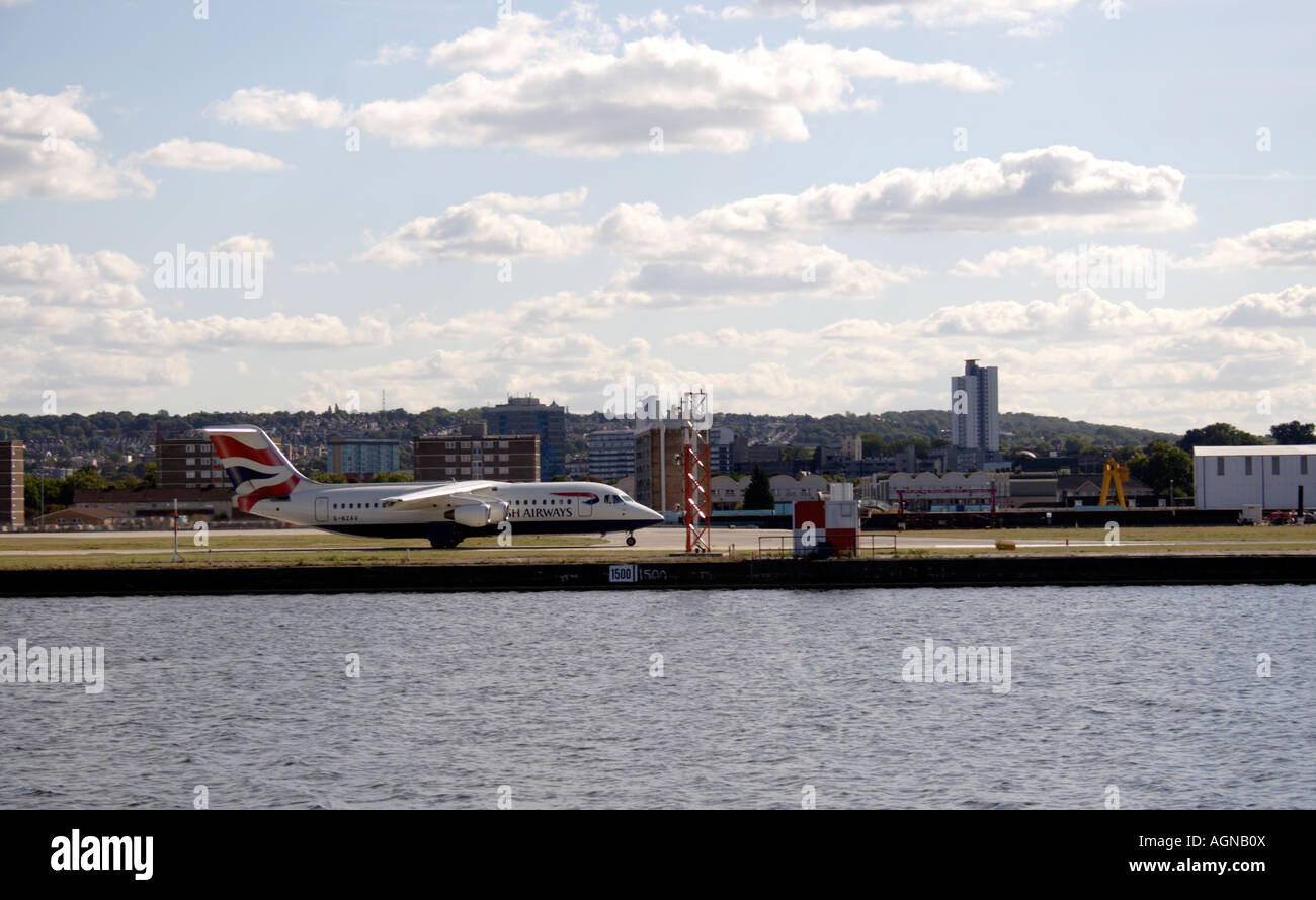 London city airport aircraft hi-res stock photography and images - Alamy