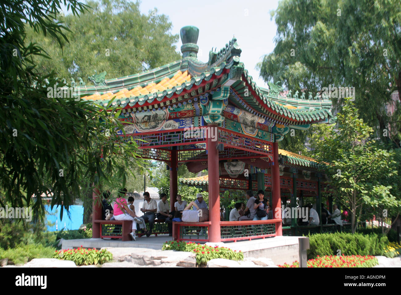 Summer in Beijing is hot The citizens go to the parks to find coolness ...