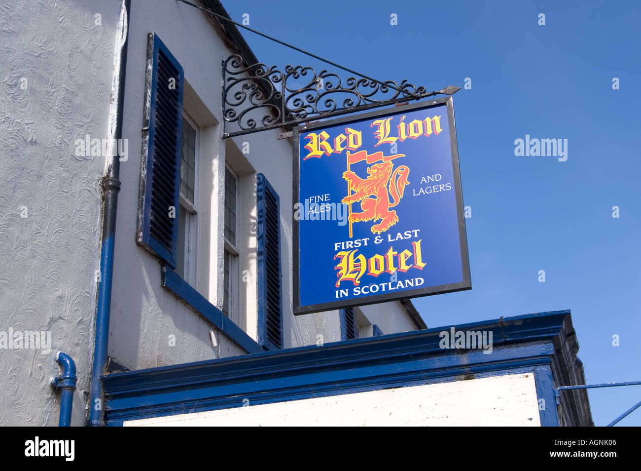 Red lion old pub sign hi-res stock photography and images - Alamy