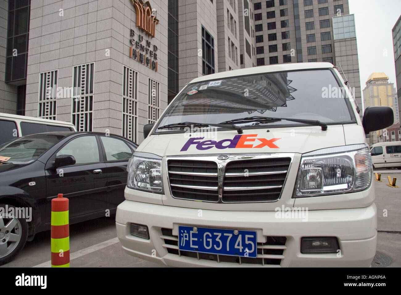 Fedex truck outside hi-res stock photography and images - Alamy