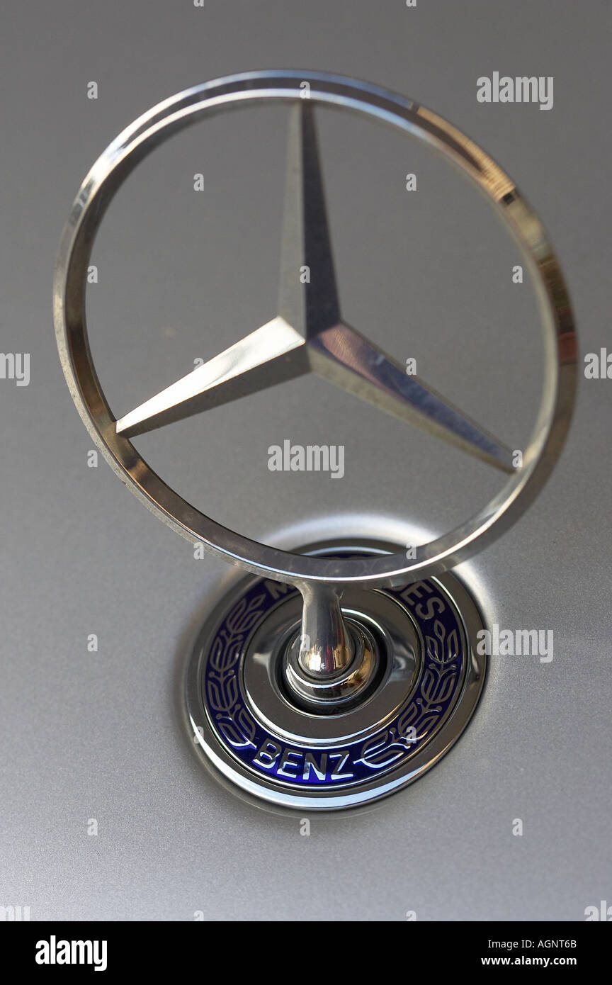 Mercedes emblem hi-res stock photography and images - Alamy