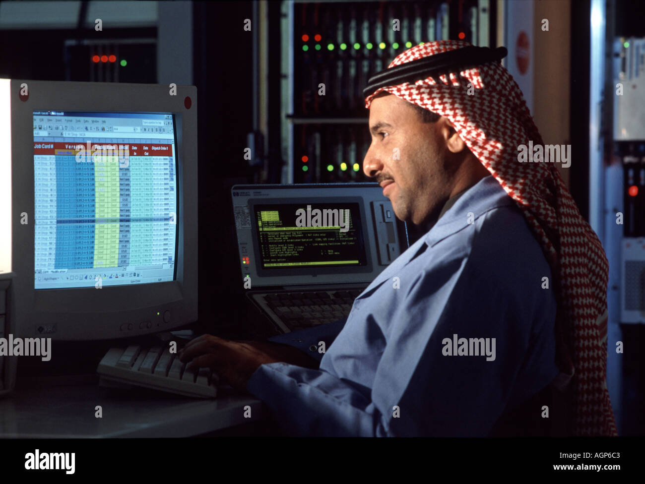 Saudi men in traditional dress hi-res stock photography and images - Alamy