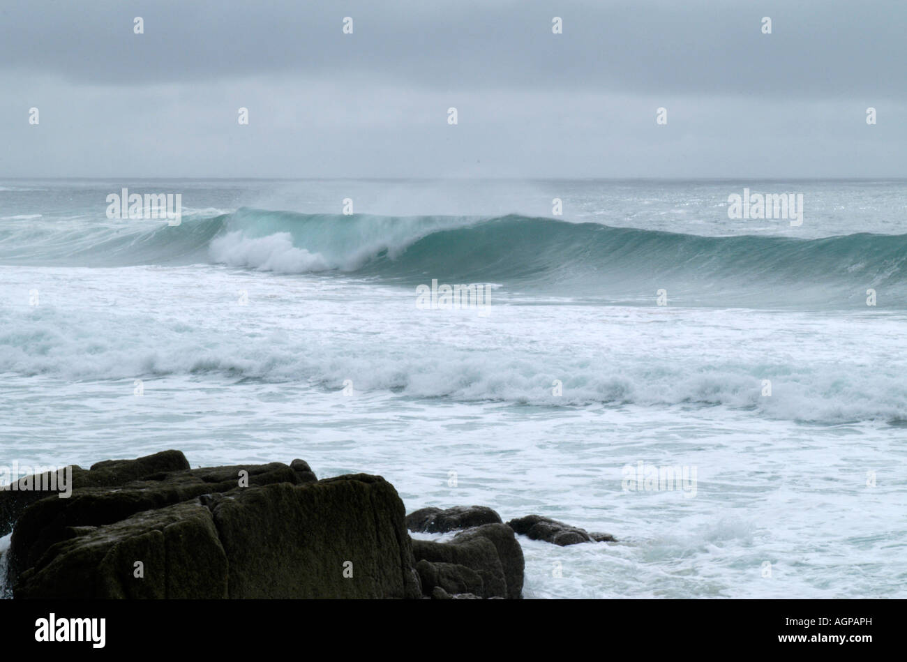 Sand beach cornwall sea waves coast hi-res stock photography and images ...