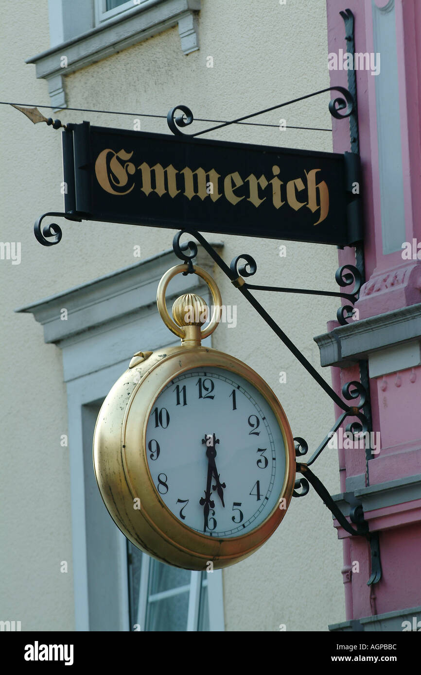 Giant pocket watch hi-res stock photography and images - Alamy