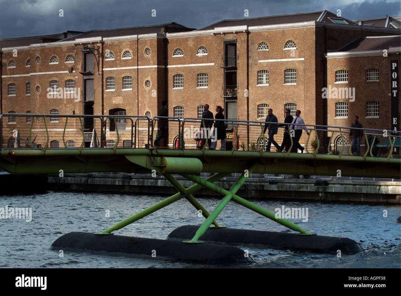 Wharehouse buildings london bridge hi-res stock photography and images ...