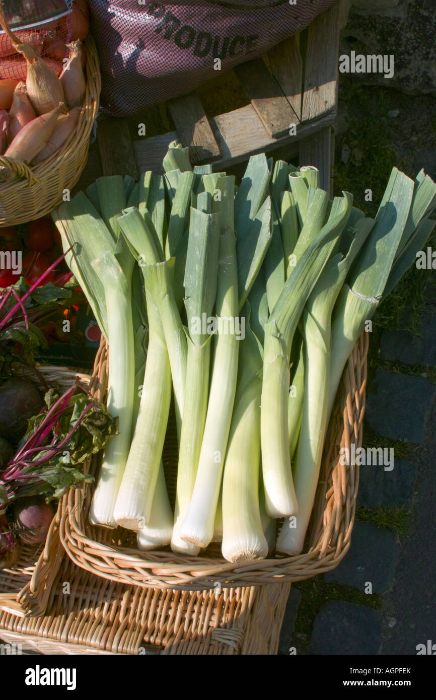 leeks market stall Stock Photo - Alamy