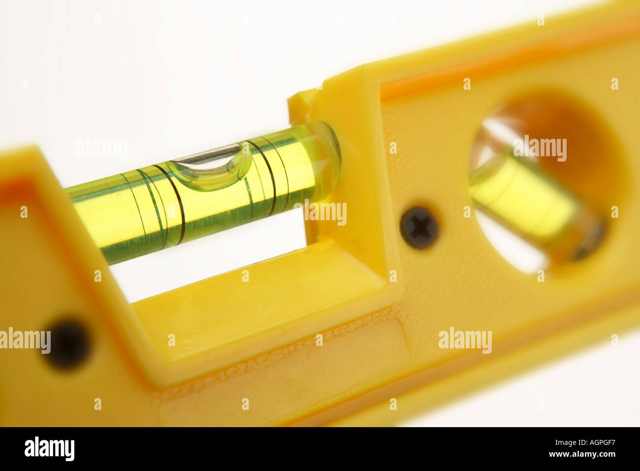 YELLOW SPIRIT LEVEL SHOWING BUBBLE Stock Photo - Alamy