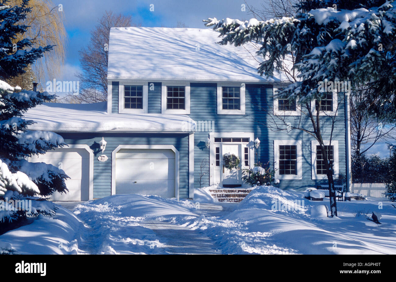Suburban house winter hi-res stock photography and images - Alamy