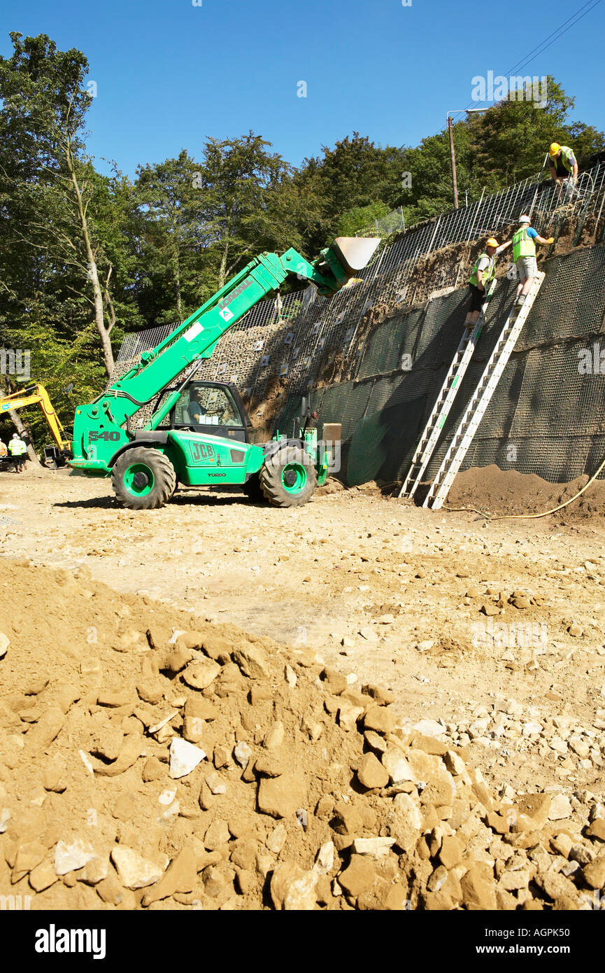 CONSTRUCTION WORKERS AND EARTH MOVING EQUIPMENT ON BUILDING SITE Stock ...