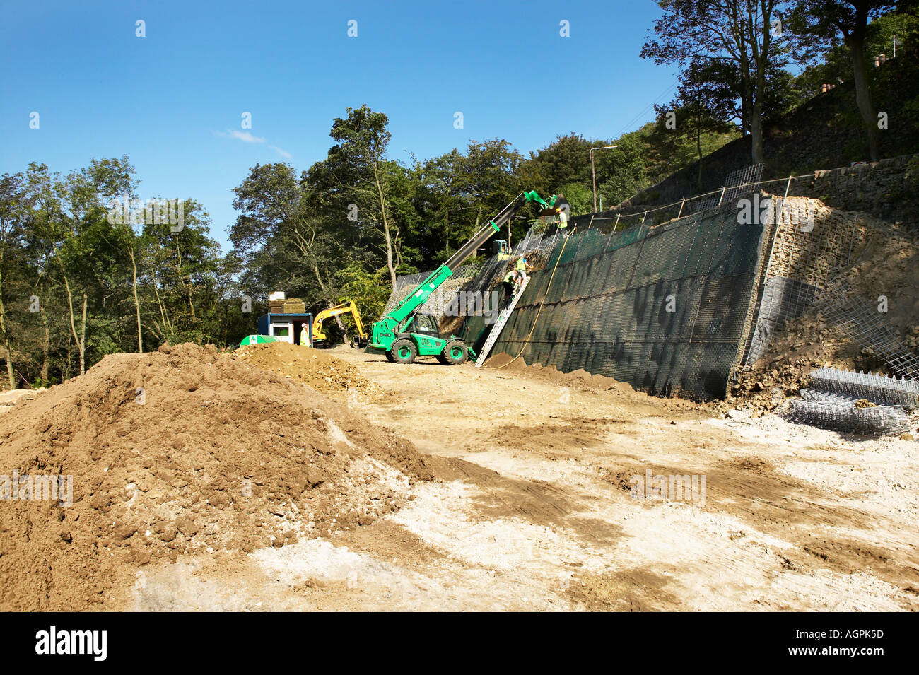 CONSTRUCTION WORKERS AND EARTH MOVING EQUIPMENT ON BUILDING SITE Stock ...