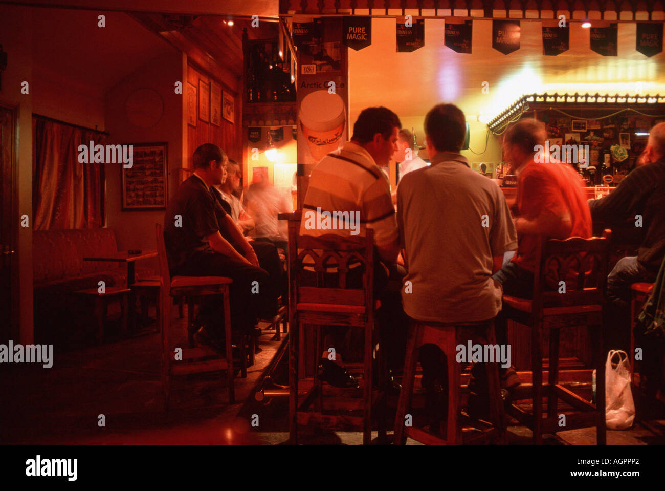 Guests in pub / Ballyshannon / Gaeste in Bar Stock Photo - Alamy