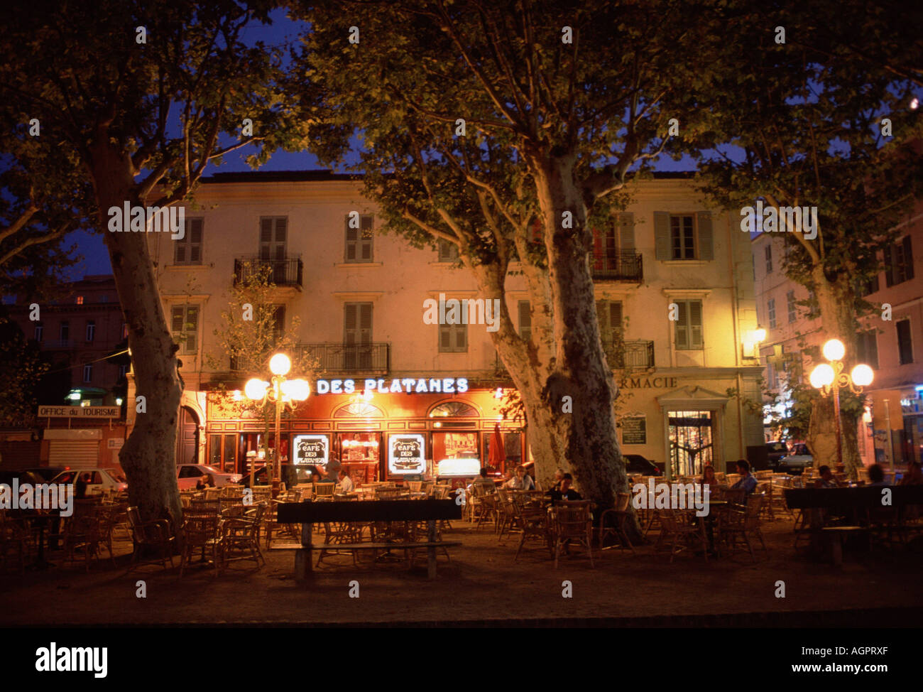 Pavement cafe / L'lle Rousse / Strassencafe Stock Photo - Alamy