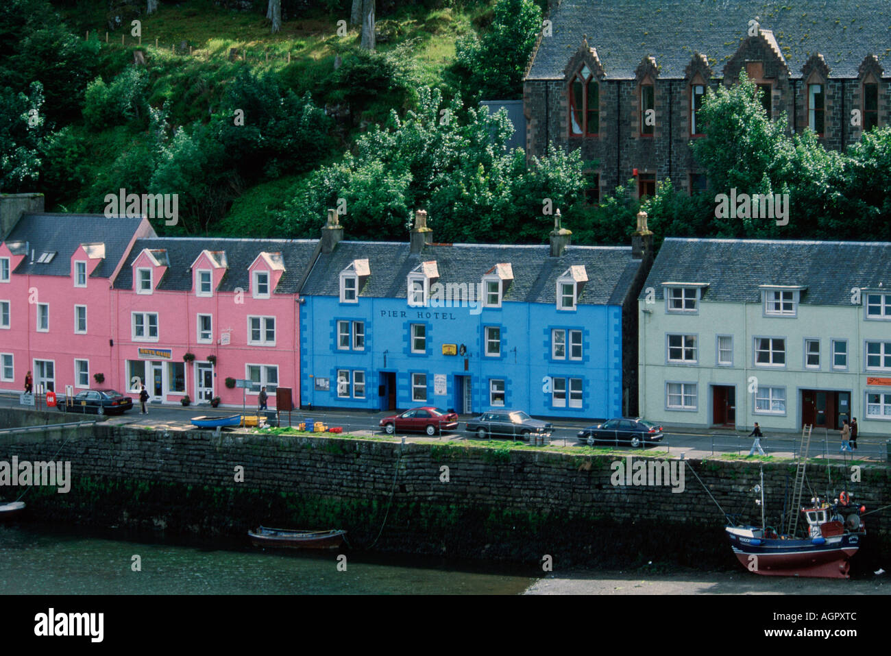 Harbour and houses / Portree Stock Photo - Alamy