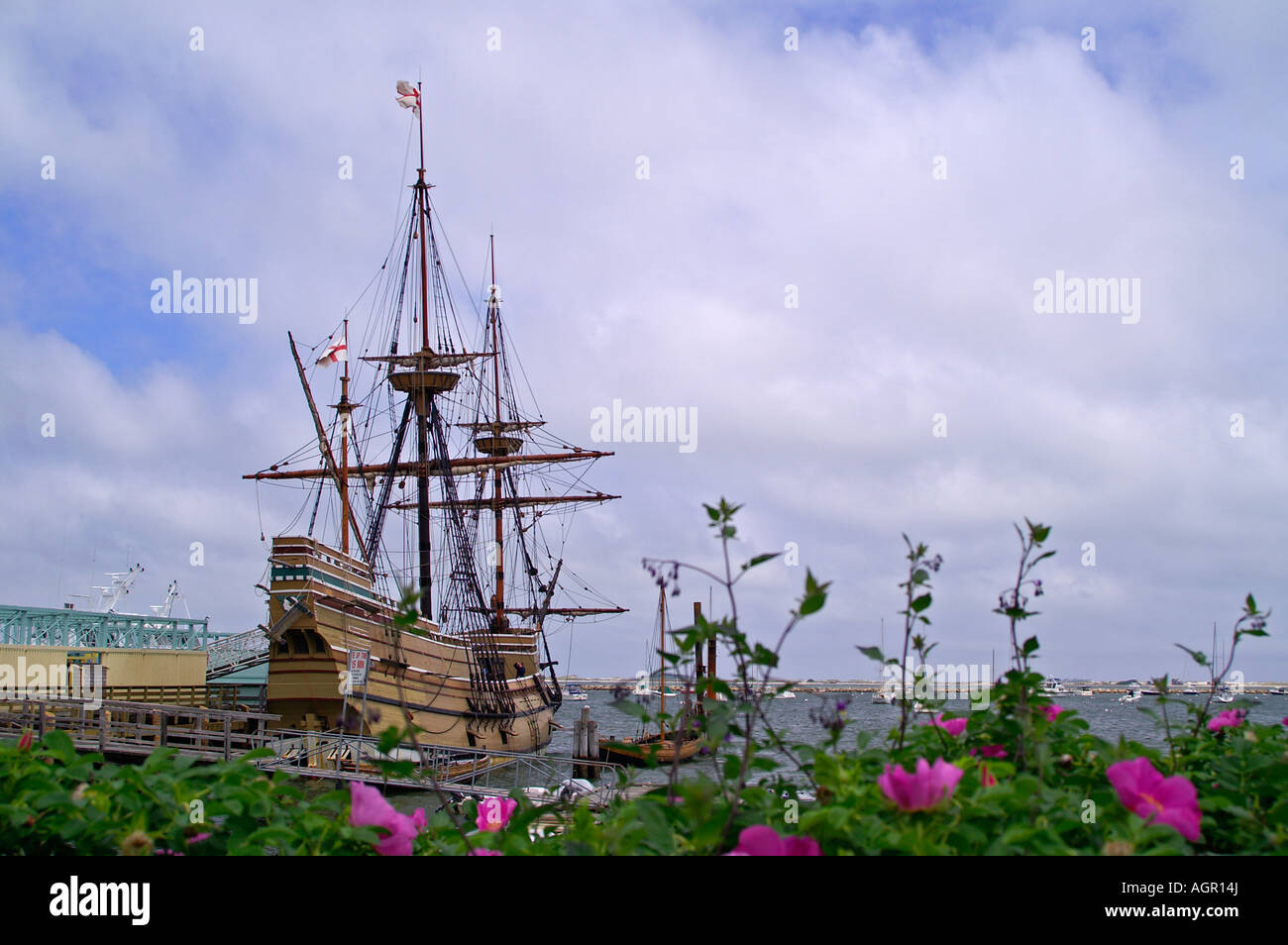 Replica of the Mayflower II in Plymouth Harbor Stock Photo - Alamy