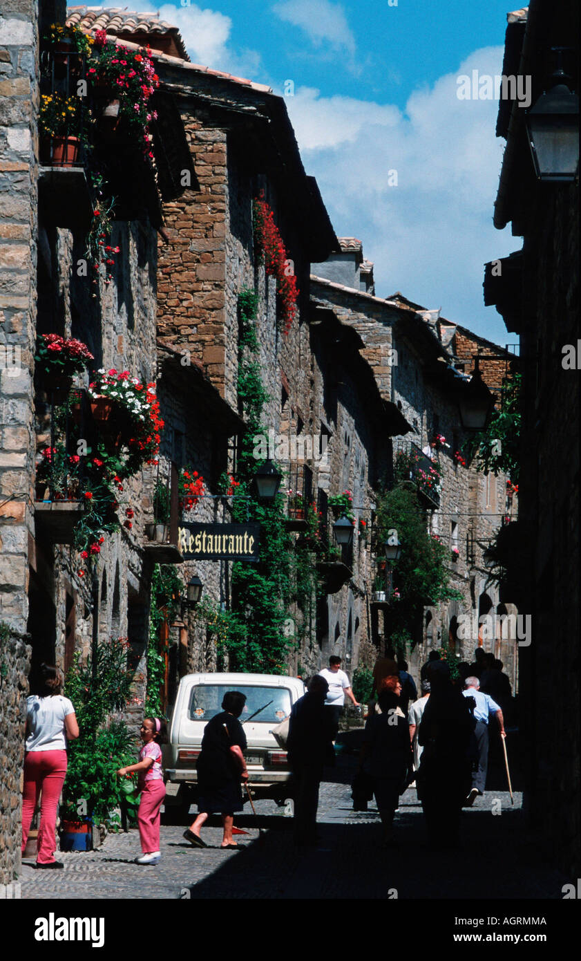 Lane of people hi-res stock photography and images - Alamy