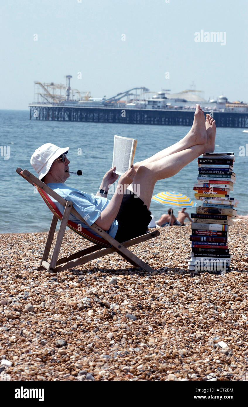 Summer reading stack beach hi-res stock photography and images - Alamy