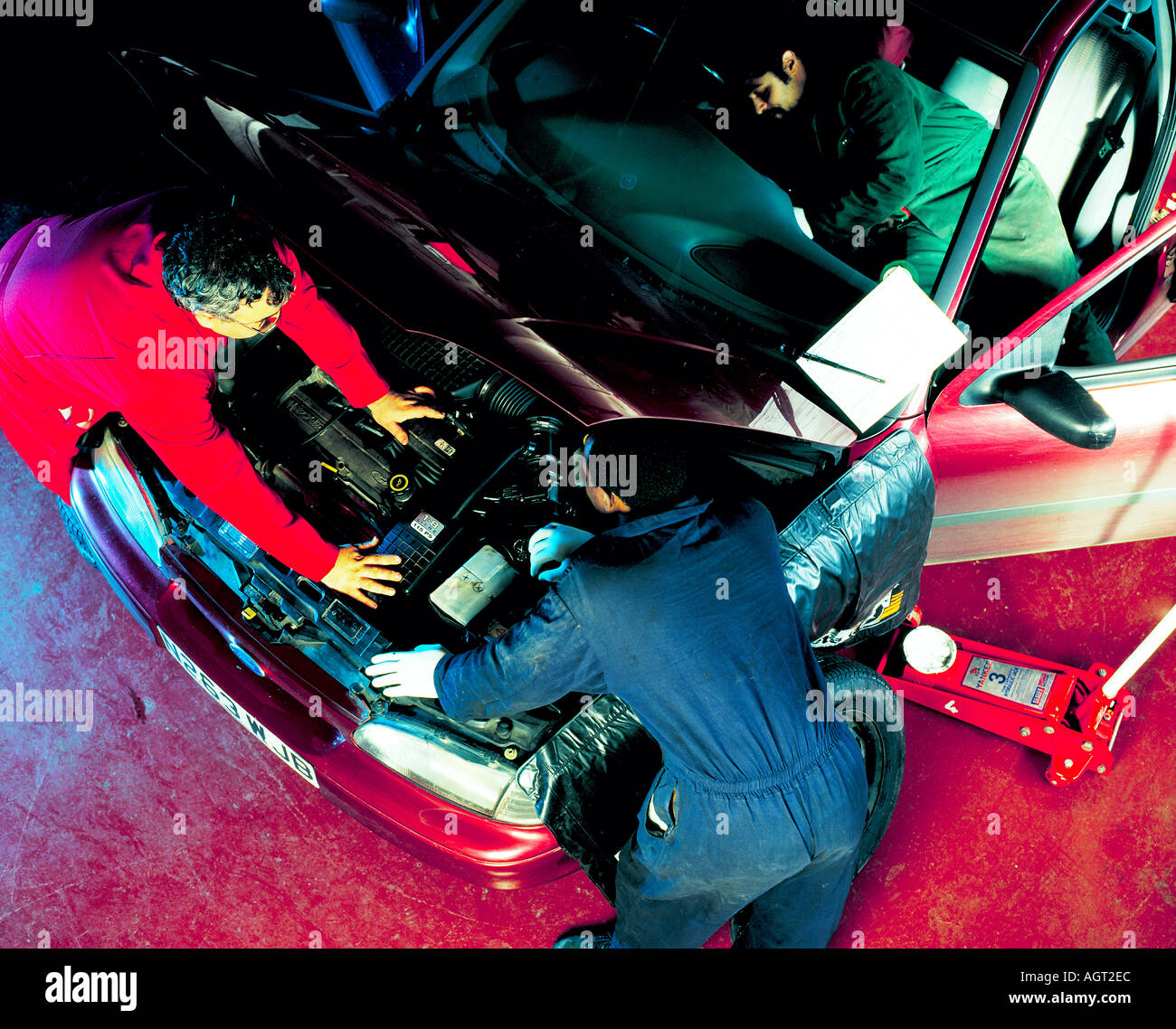 Man men looking under the bonnet hi-res stock photography and images ...