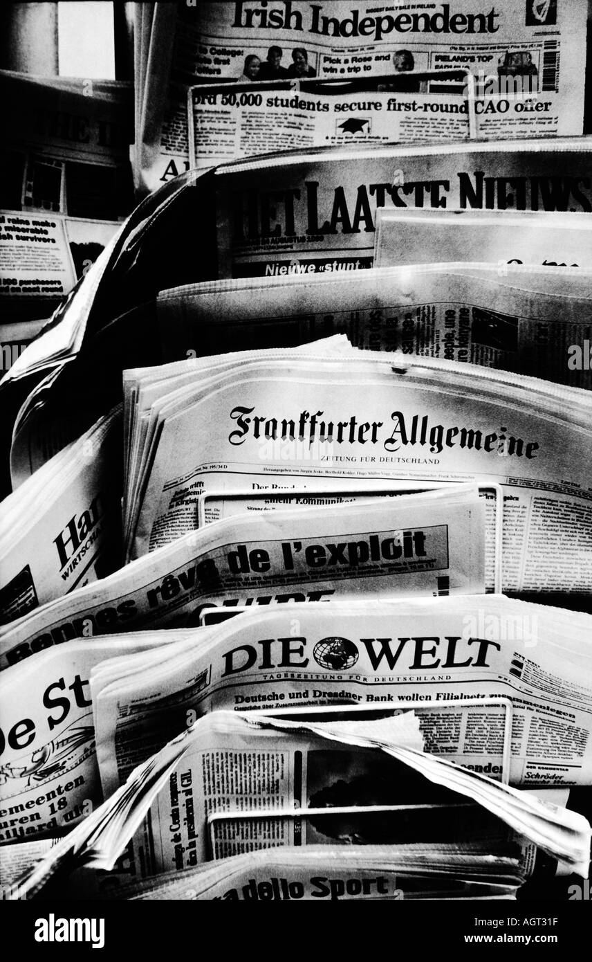 Daily newspaper headline front pages Black and White Stock Photos ...