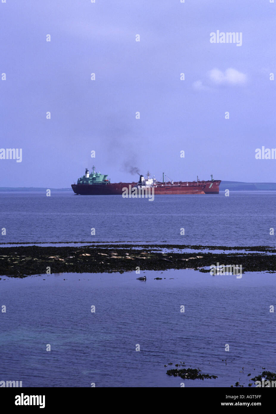 Supertanker ship to ship oil transfer hi-res stock photography and images - Alamy
