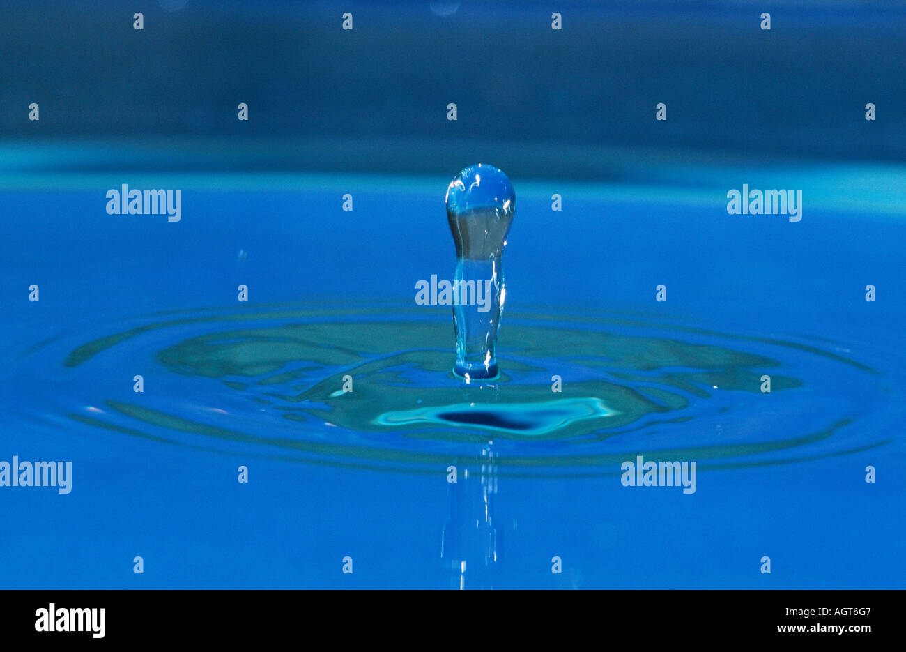 Falling drop of water falling wassertropfen faellt auf wasserflaeche hi ...