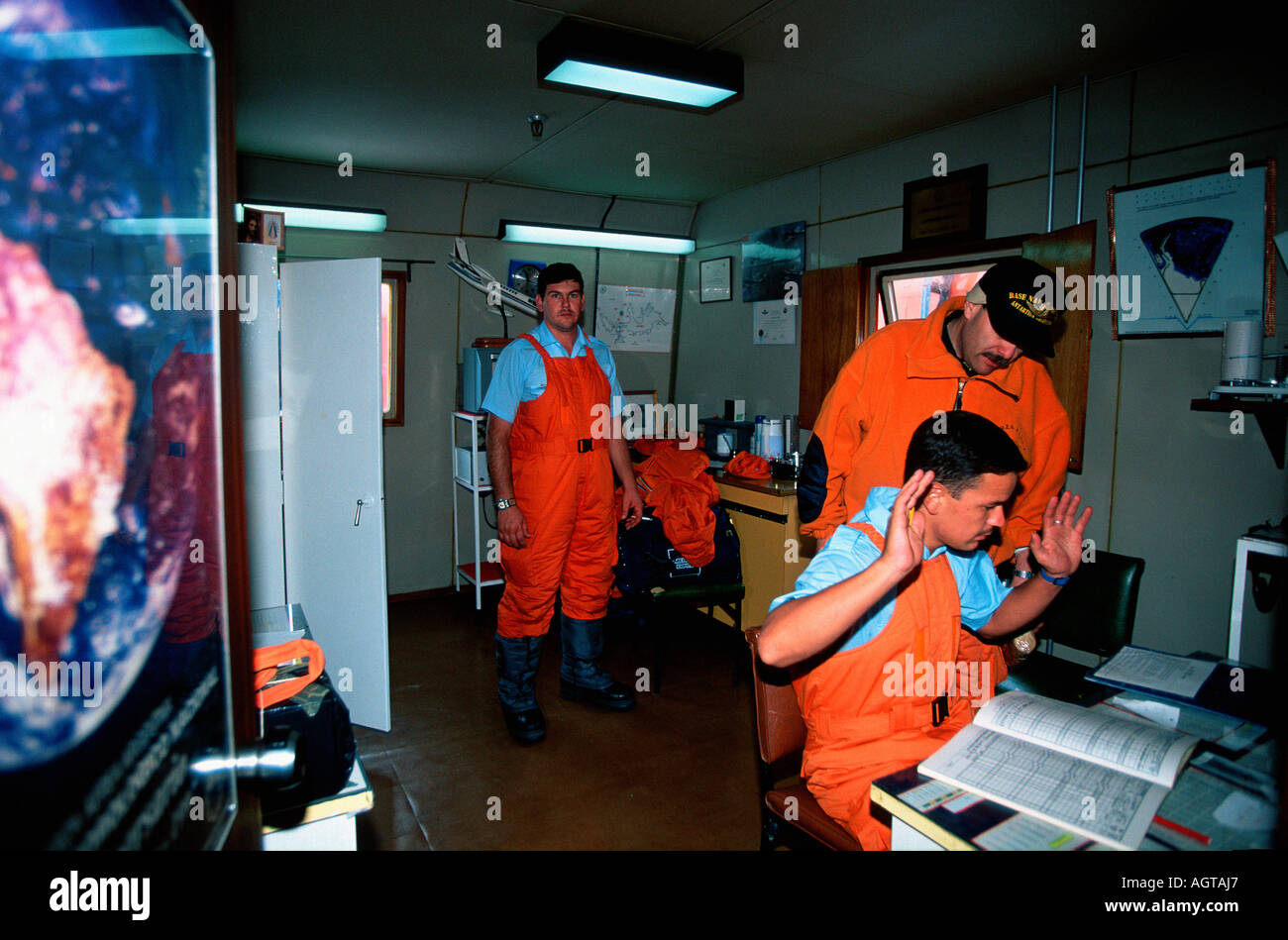 Antarctic research station scientists hi-res stock photography and ...