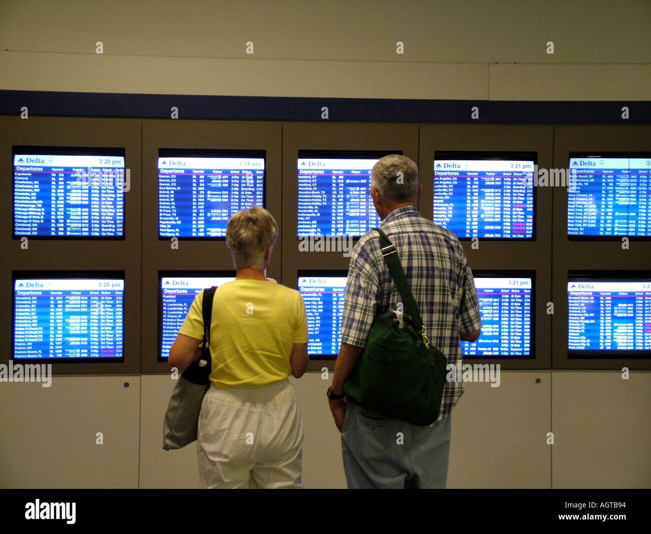 Atlanta international airport travellers hi-res stock photography and ...