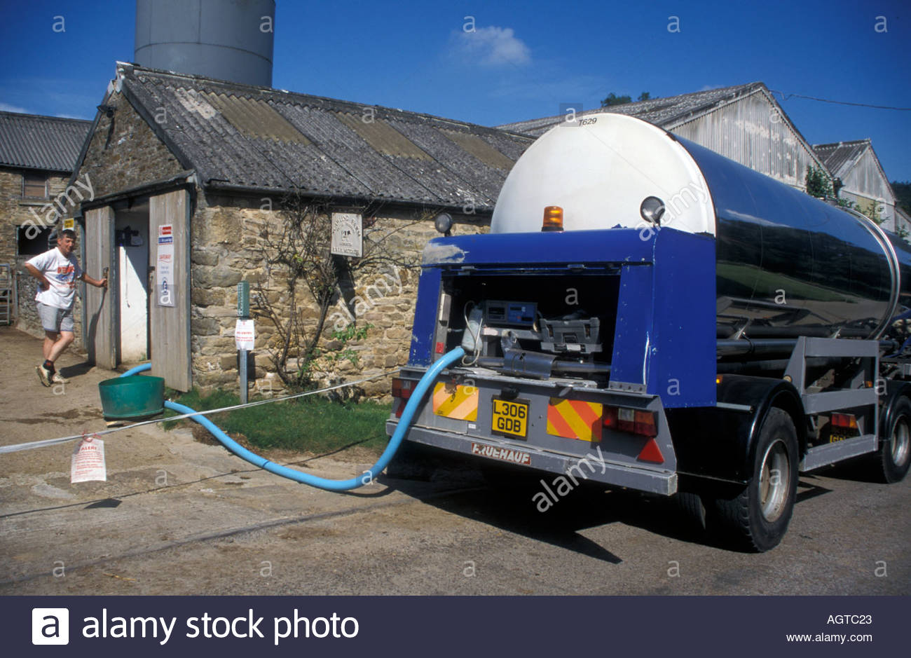 Milk Tanker Farm Stock Photos & Milk Tanker Farm Stock Images - Alamy