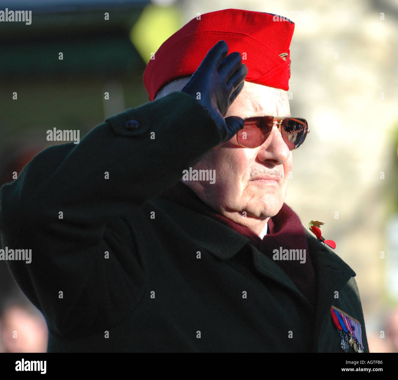 British soldier saluting hi-res stock photography and images - Alamy