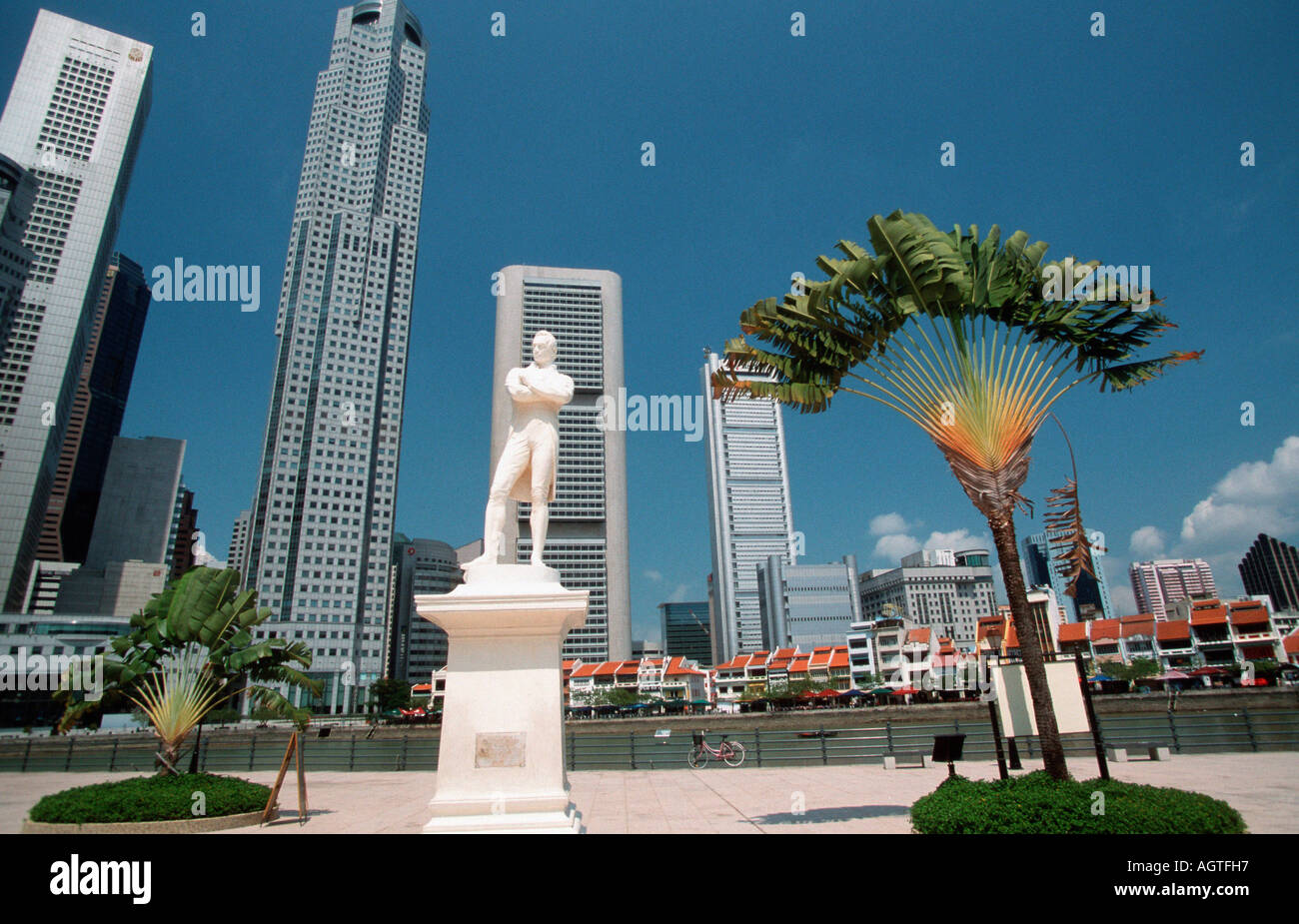 Monument raffles founder singapore hi-res stock photography and images ...