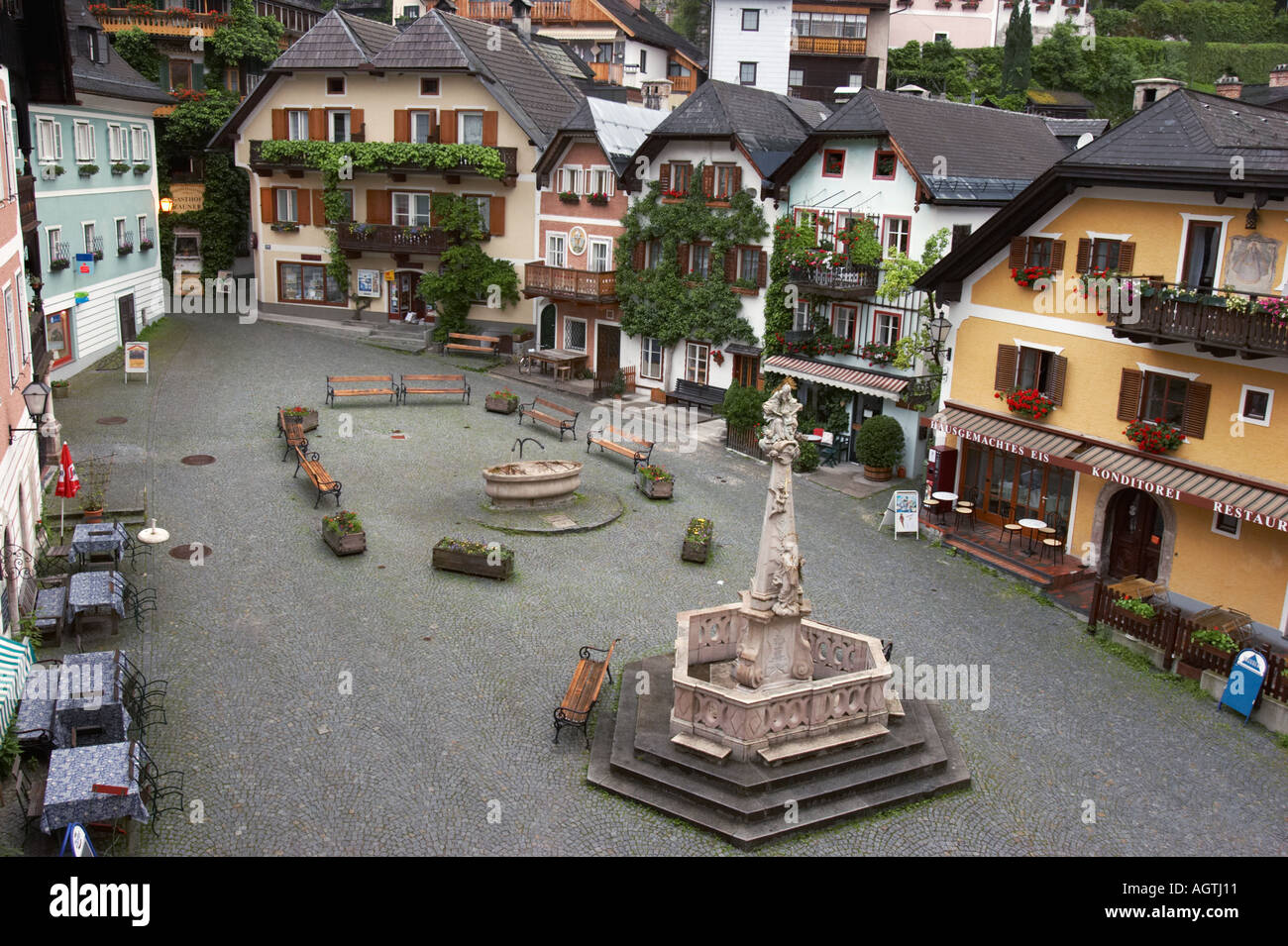 Austria market square in hallstatt hi-res stock photography and images ...