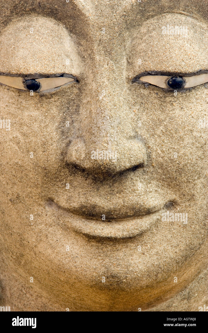 Smiling Buddha head statue at Buddhist temple Stock Photo - Alamy