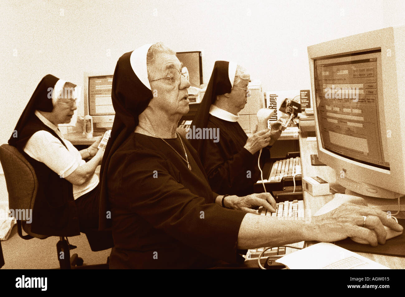 Nuns in habits hi-res stock photography and images - Alamy