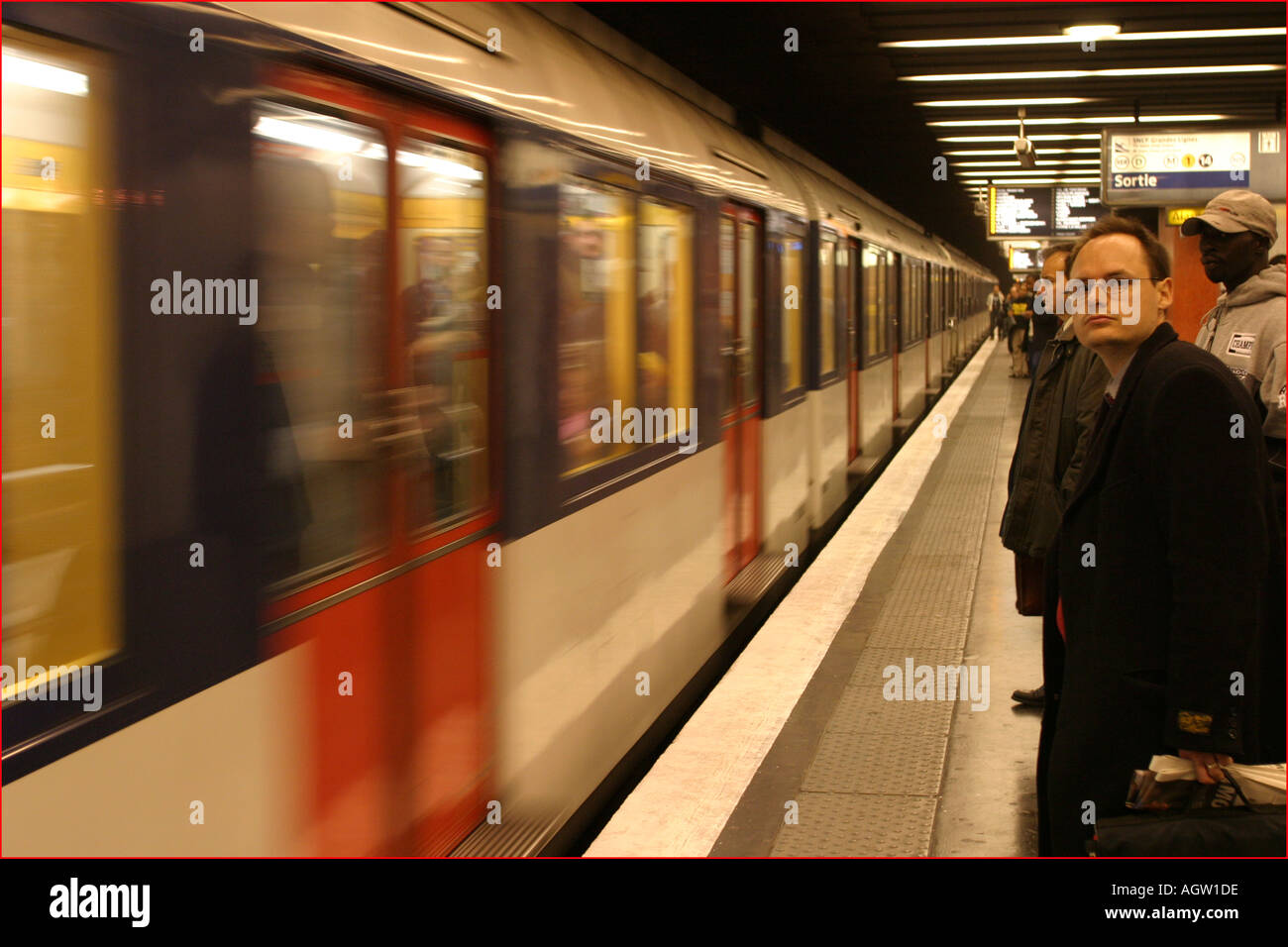 Paris metro with train travelling alongside platform Stock Photo - Alamy