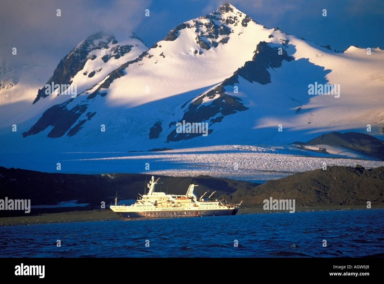 World discoverer hi-res stock photography and images - Alamy