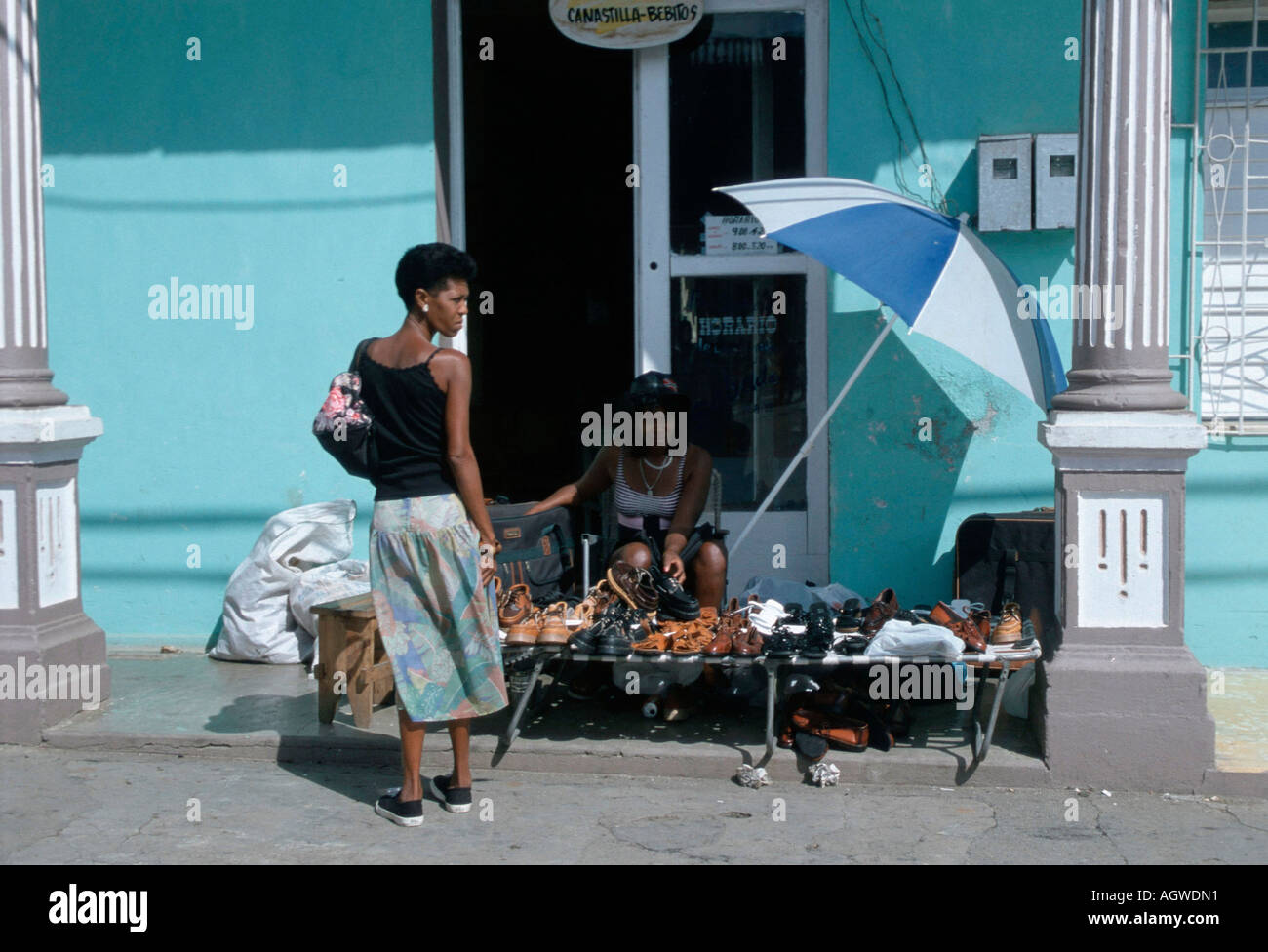 Shoe vendor hi-res stock photography and images - Alamy
