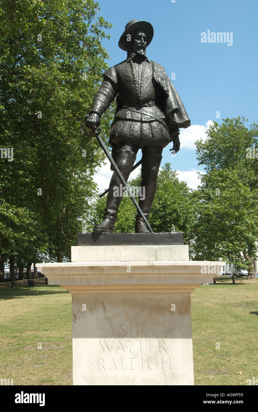 Sir walter raleigh statue london hi-res stock photography and images ...