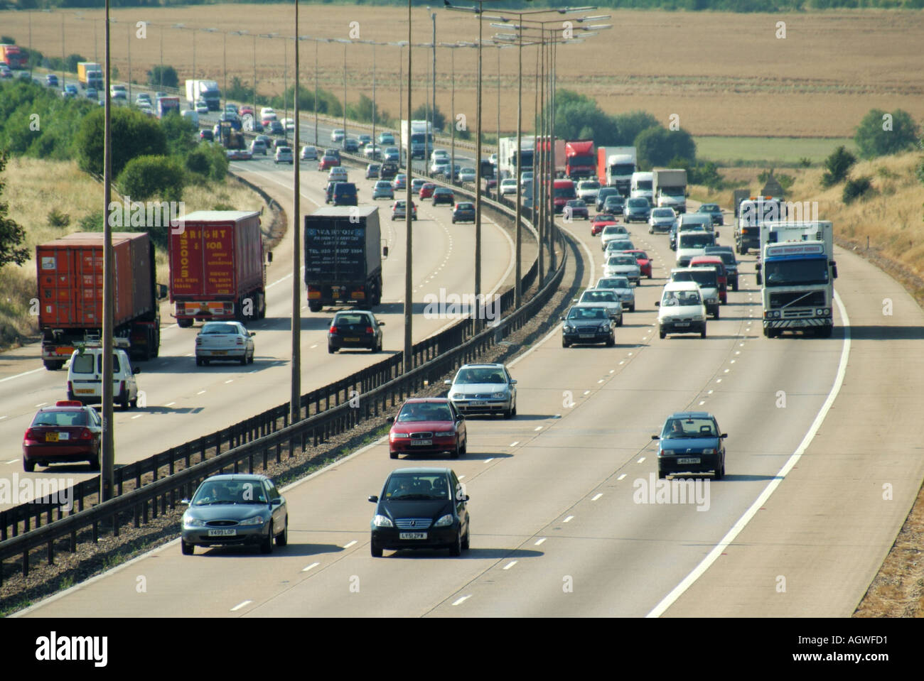M25 motorway traffic moving in both directions Stock Photo - Alamy
