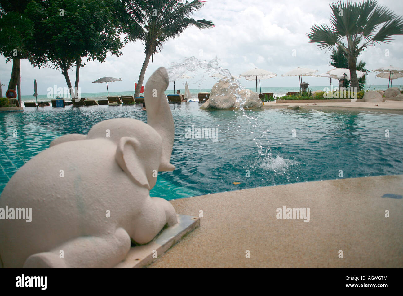 elephant fountain at the pool Stock Photo - Alamy