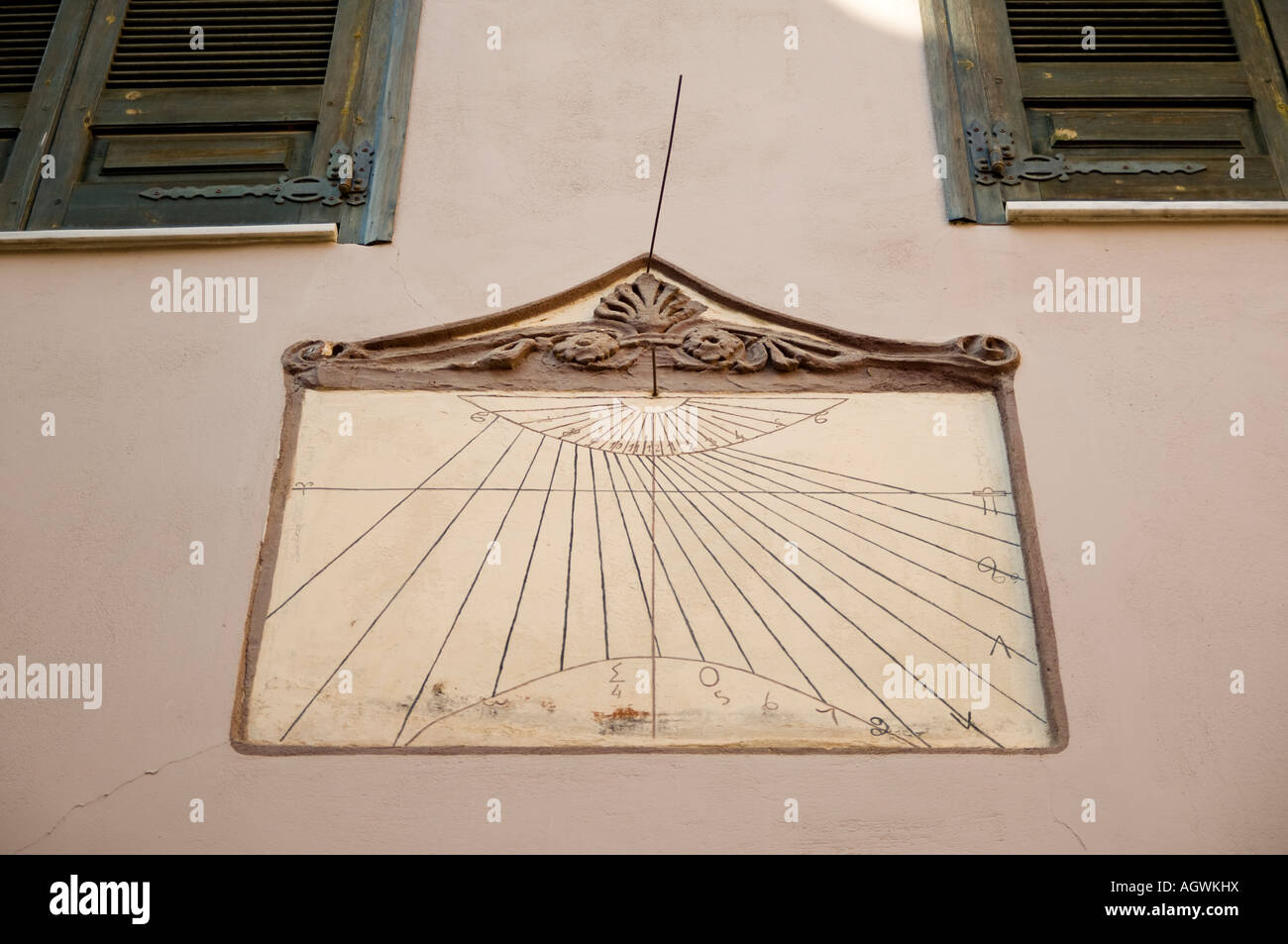 Wall Mounted Sundial High Resolution Stock Photography and Images - Alamy